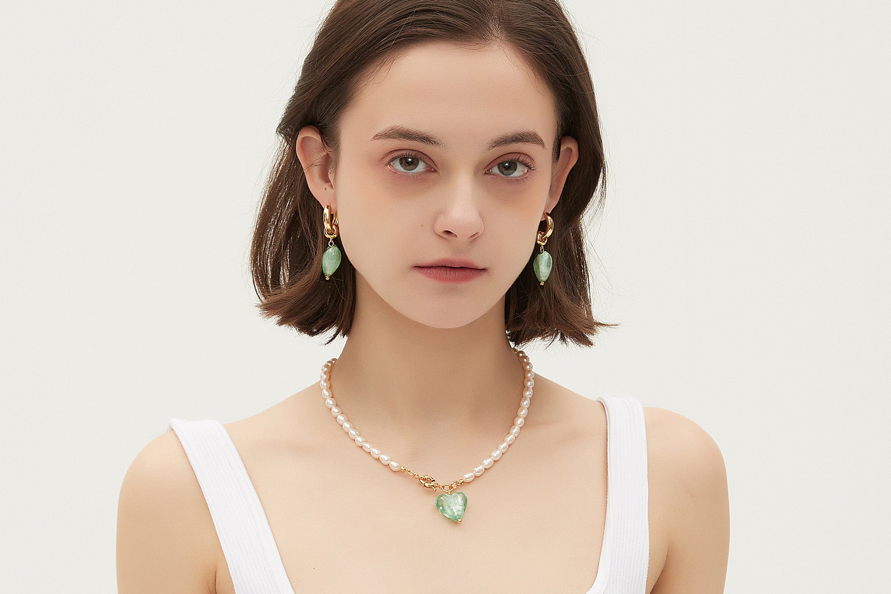 Make a Statement with a Pearl Necklace Adorned with a Stunning Glass H ...