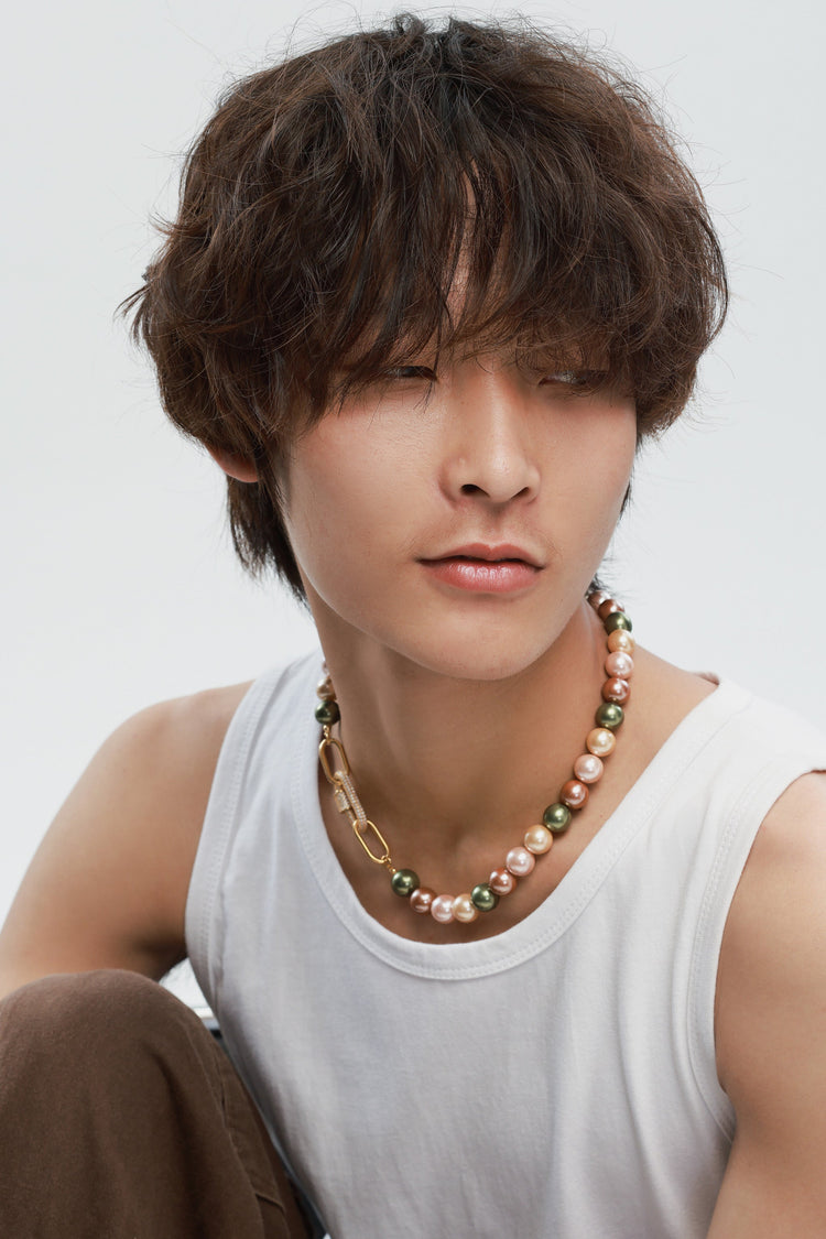 Trendy Gold Shell Pearl Collar Necklace with Gem-Encrusted Carabiner ...